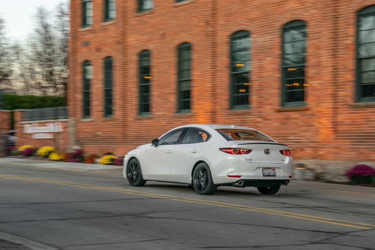 StriveME - كيف جاءت الفروقات بين مازدا 3 وتويوتا كورولا 2024؟